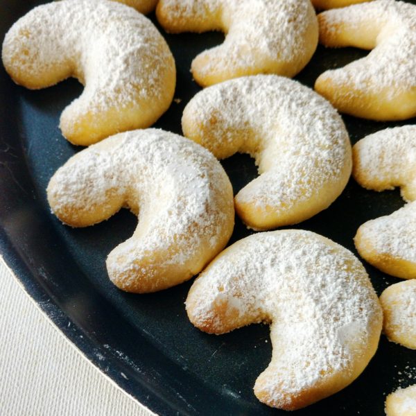 Almond crescents - #1 A week of Christmas cookies ! - FLOURS & FROSTINGS