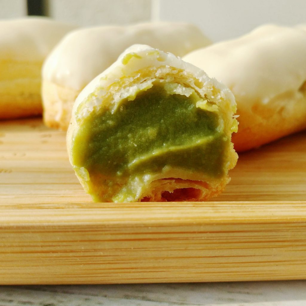 Matcha and white chocolate eclairs - FLOURS & FROSTINGS